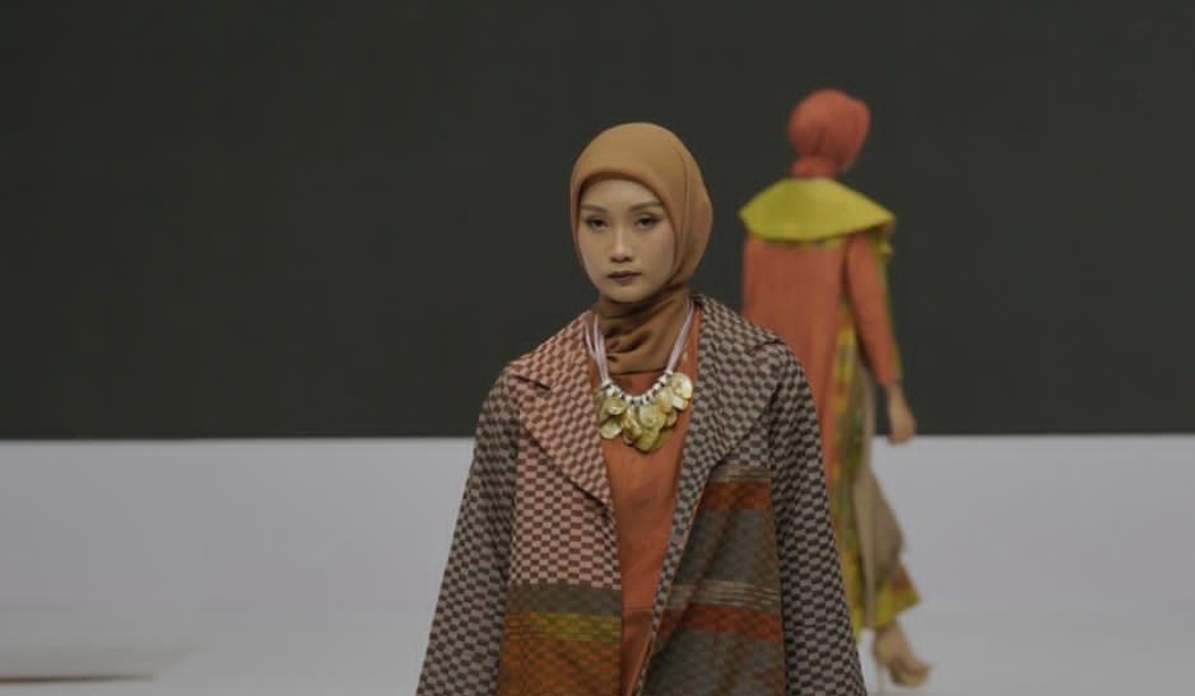 Tenun Muna Pa’a Dompu Tampil Memukau di Indonesia Fashion Week 2025 ...